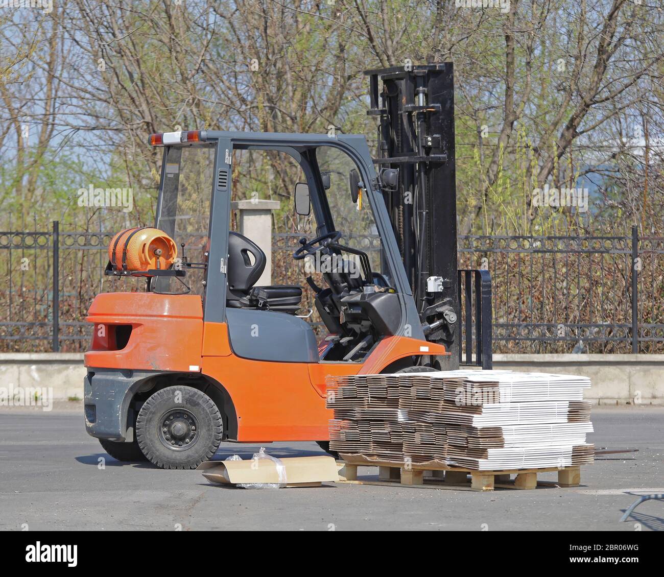 Gas powered forklift hi-res stock photography and images - Alamy