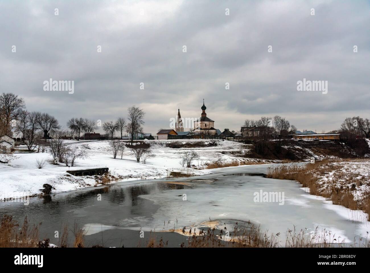Picturesque winter view of Suzdal, Russia. The Golden ring of Russia ...