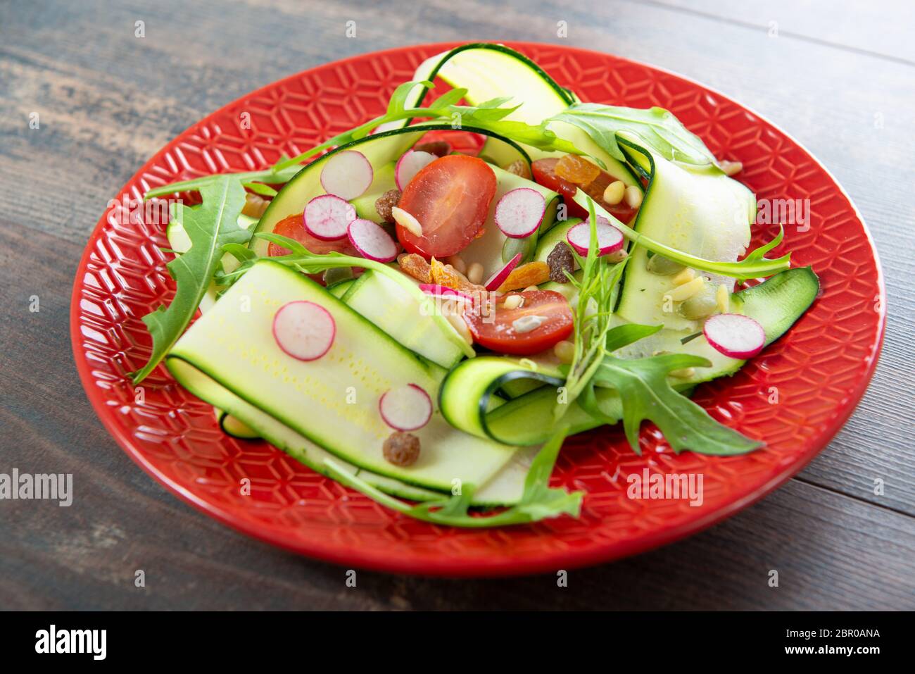 a red late with vegetarian salad of natural organic vegetables Stock ...