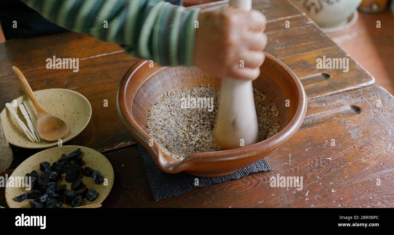 Make of chinese ground tea, Hakka Lei Cha Stock Photo - Alamy
