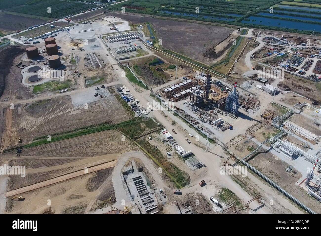 Oil refinery plant for primary and deep oil refining. Equipment and ...