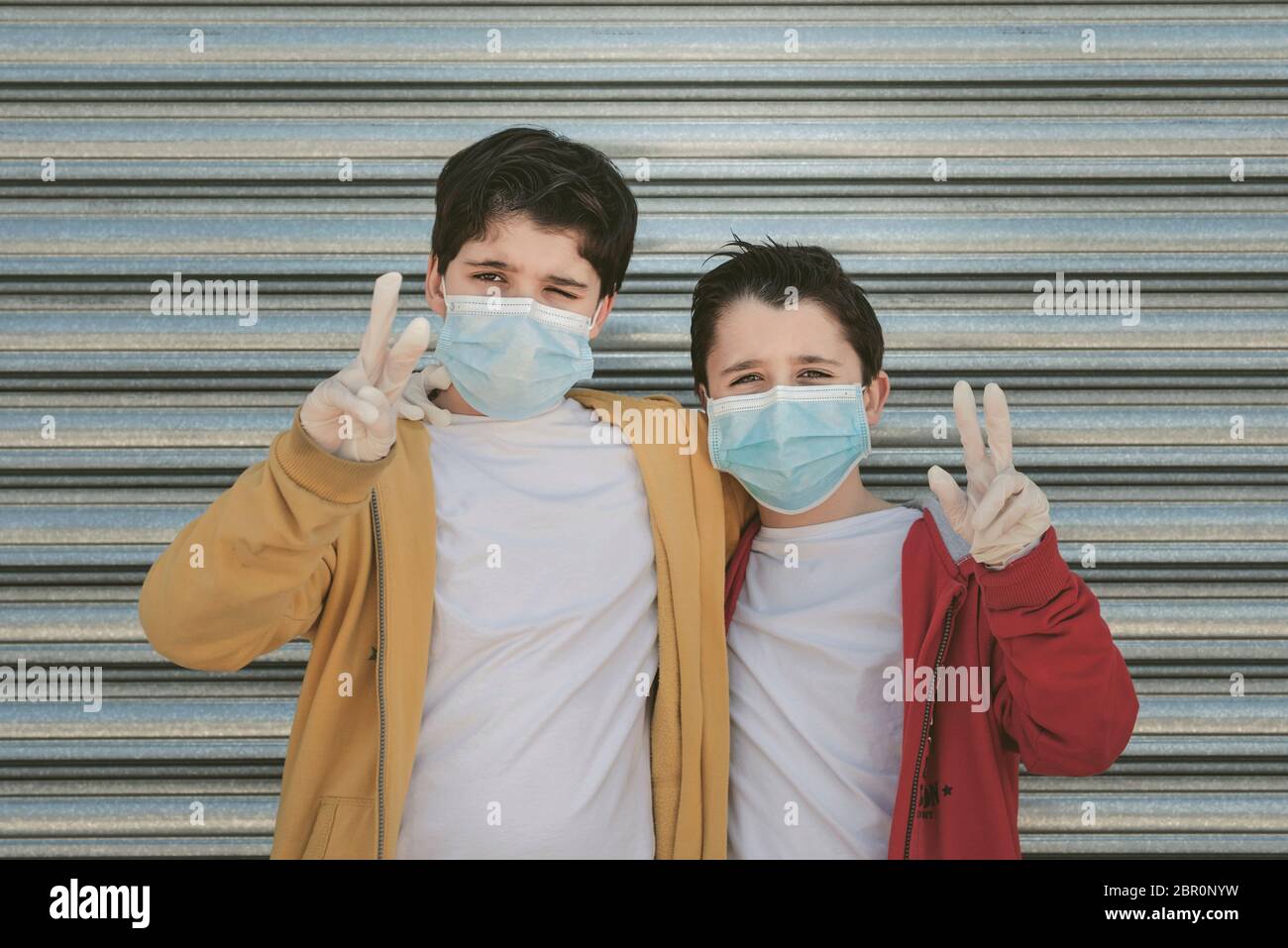 Victory sign children hi-res stock photography and images - Alamy