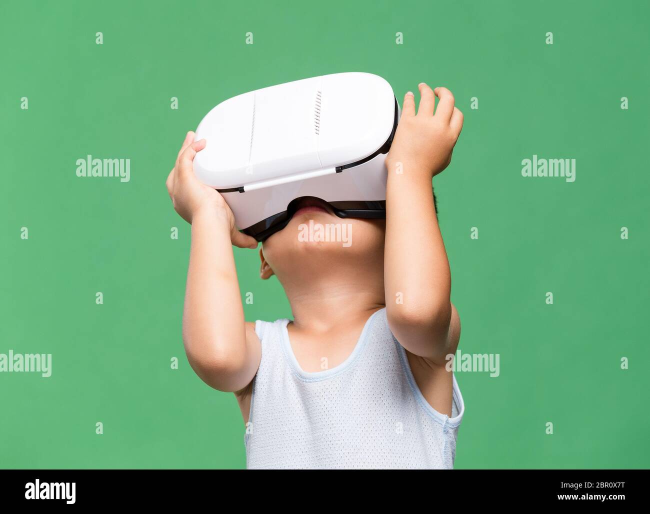 Baby looking though the VR device Stock Photo - Alamy