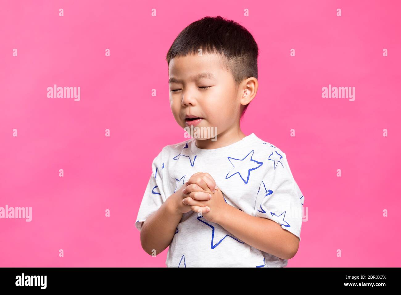 Asian little boy praying Stock Photo - Alamy