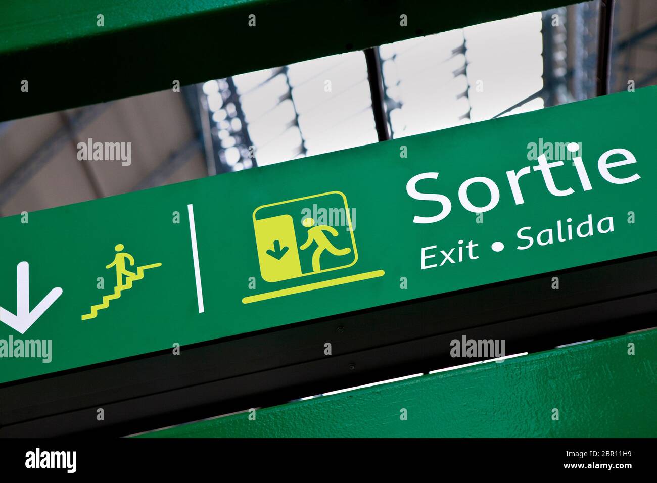 Exit in english and french hi-res stock photography and images - Alamy