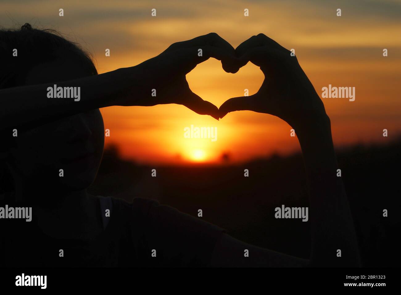 Hands signing a heart shape Stock Photo - Alamy
