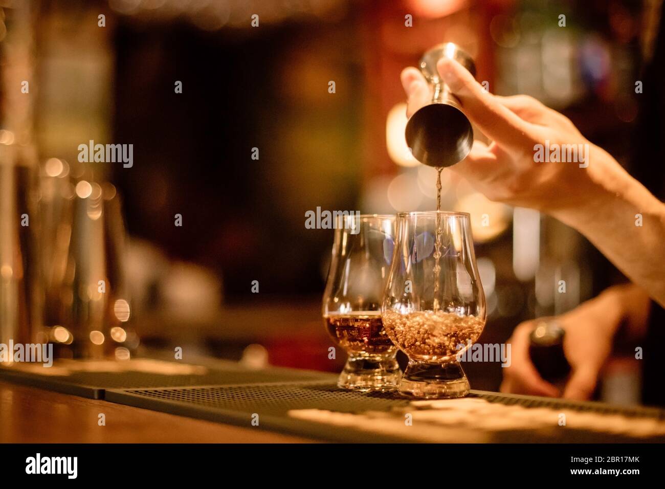 Pouring whisky hi-res stock photography and images - Alamy
