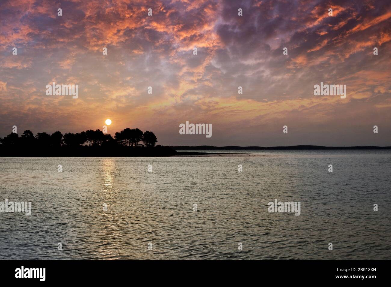 Facing sunset hi-res stock photography and images - Alamy