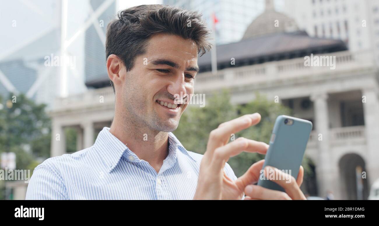 Man hand smartphone city lights hi-res stock photography and images - Alamy