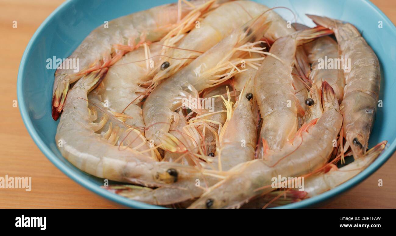 Stack of fresh raw shrimp Stock Photo - Alamy