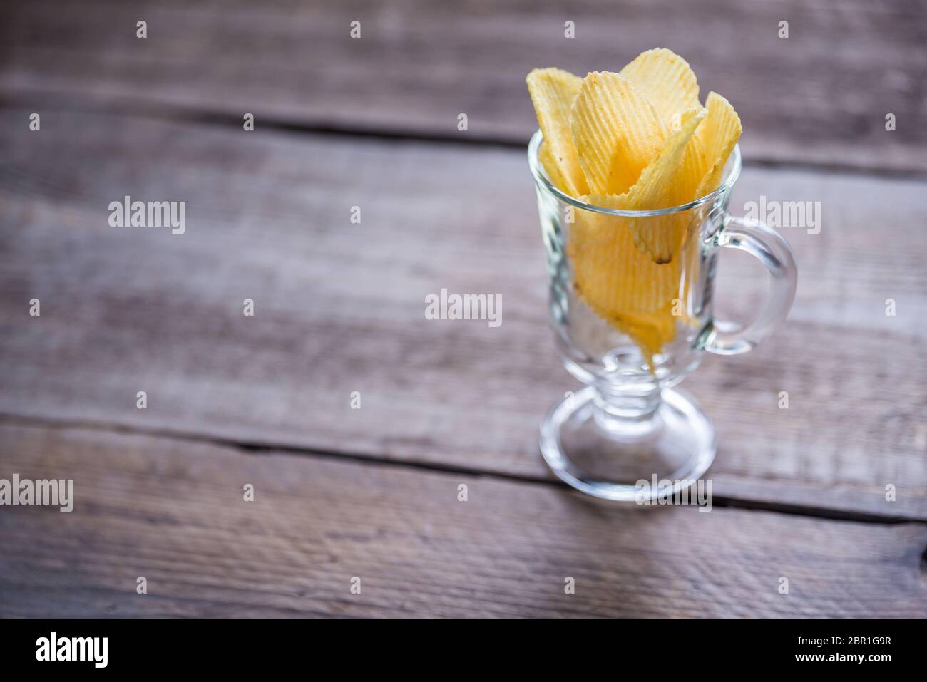 Potato chips in the glass bowl Stock Photo - Alamy