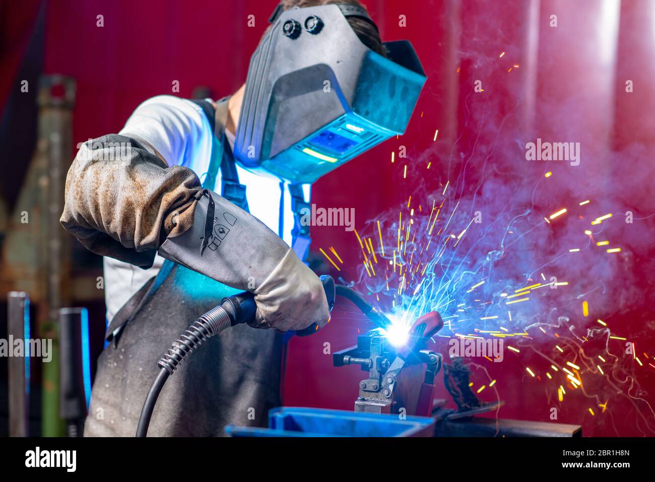 Workman welding metal structure hi-res stock photography and images - Alamy