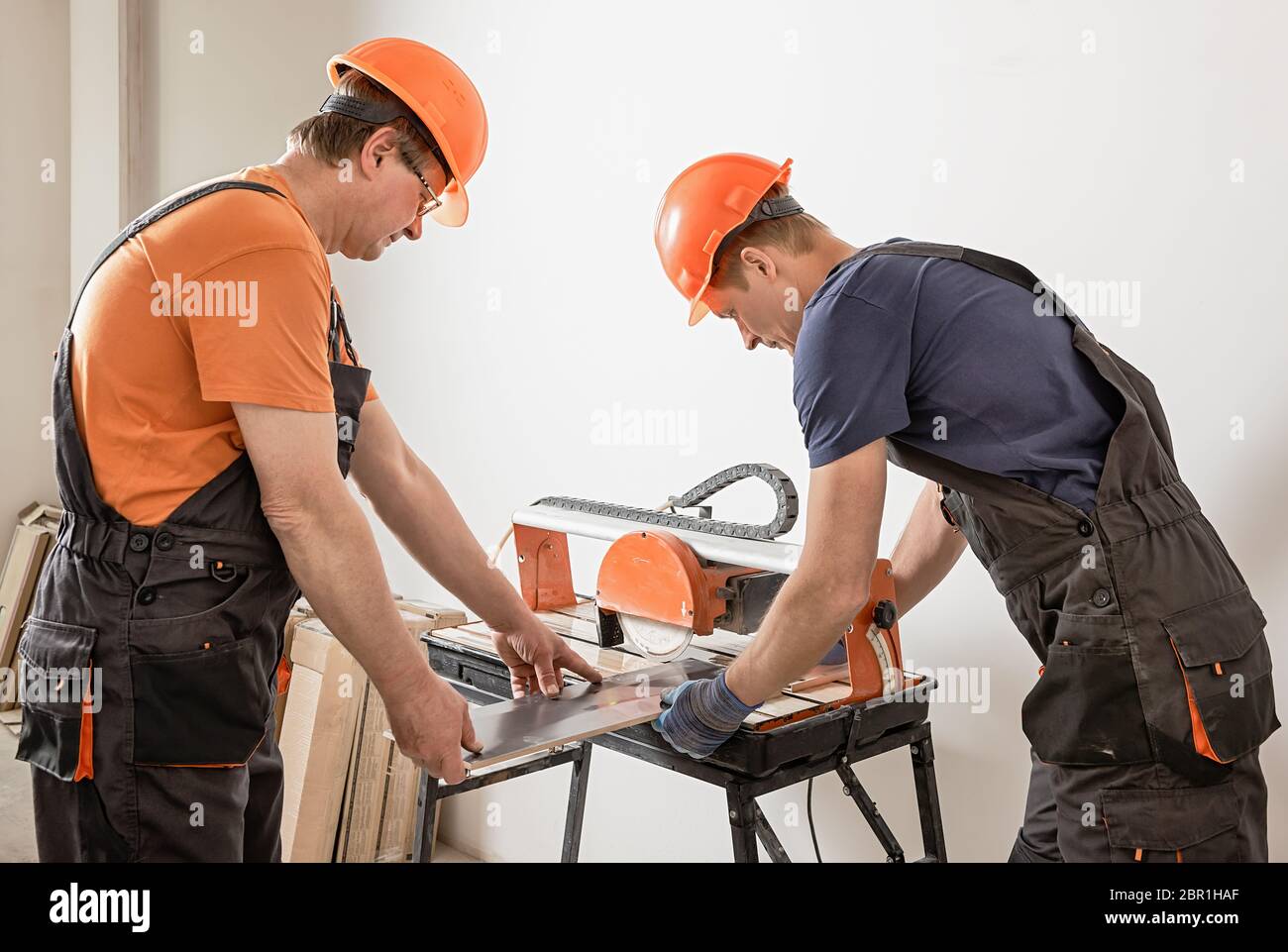 Wet tile saw hi-res stock photography and images - Alamy