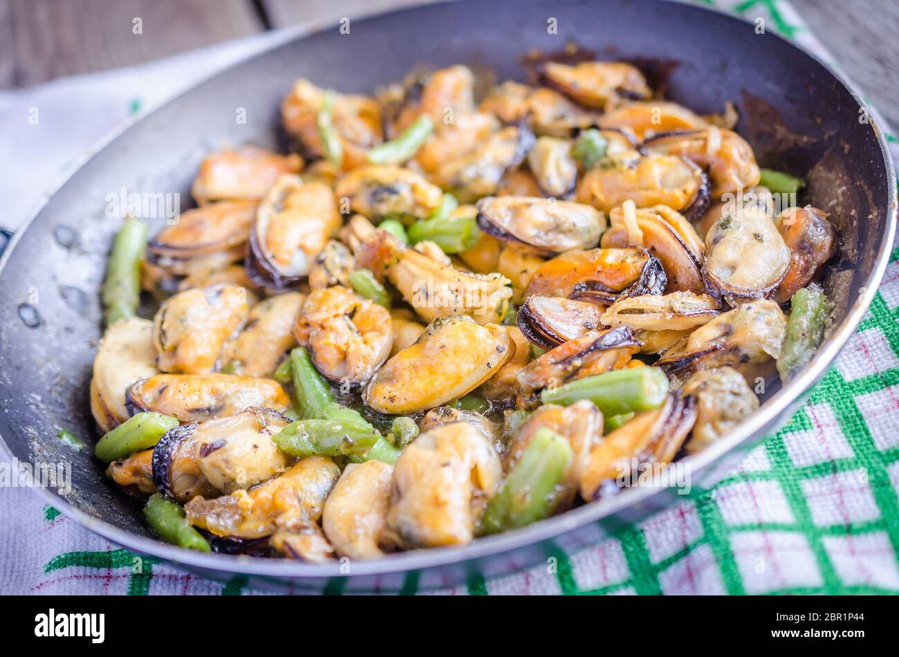 Fried mussels on the pan Stock Photo - Alamy