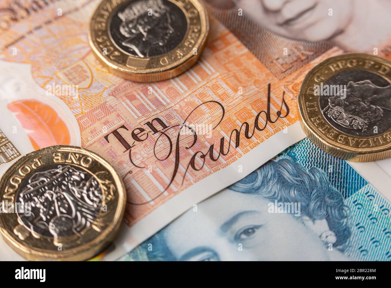 One pound coin with the face of Queen Elizabeth II and 5 and 10 pounds ...
