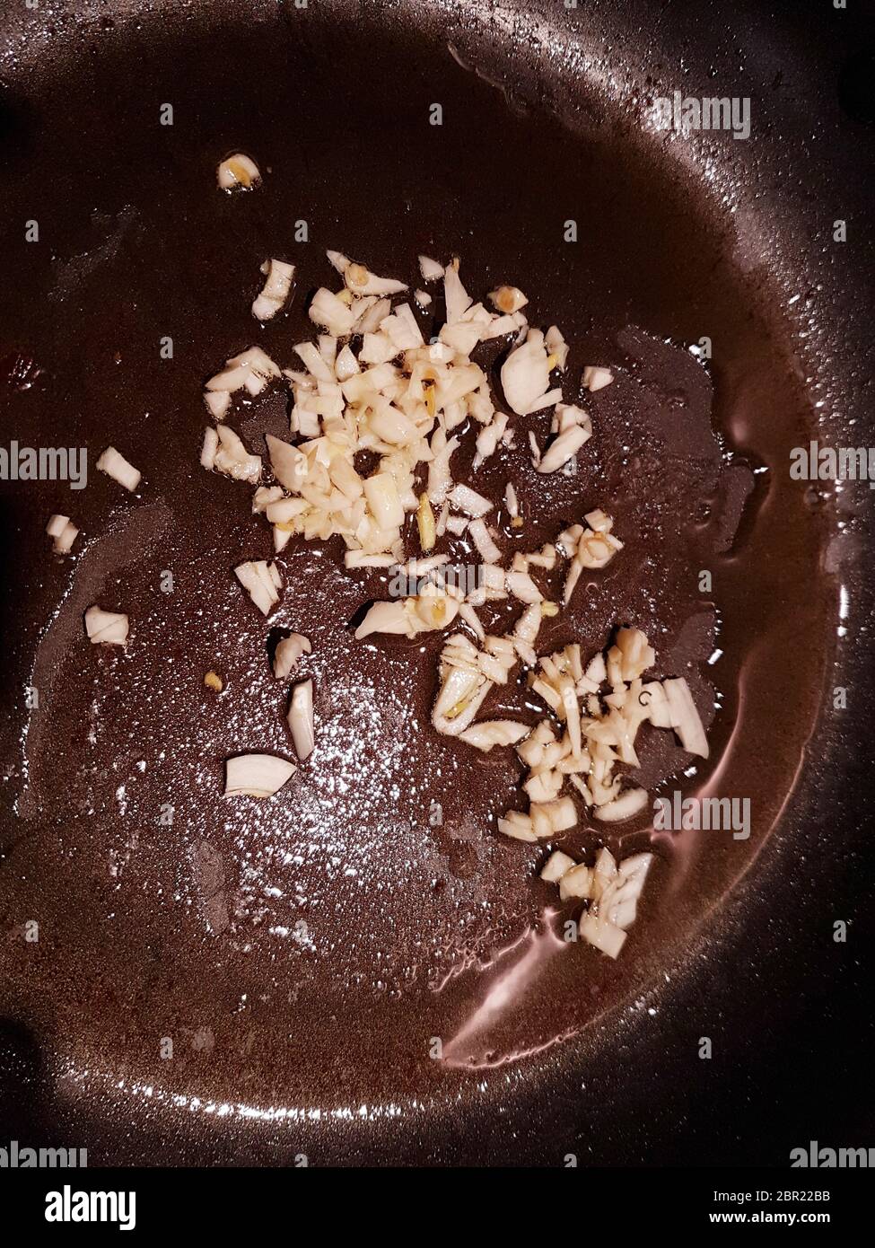 Pan frying chopped garlic Stock Photo - Alamy