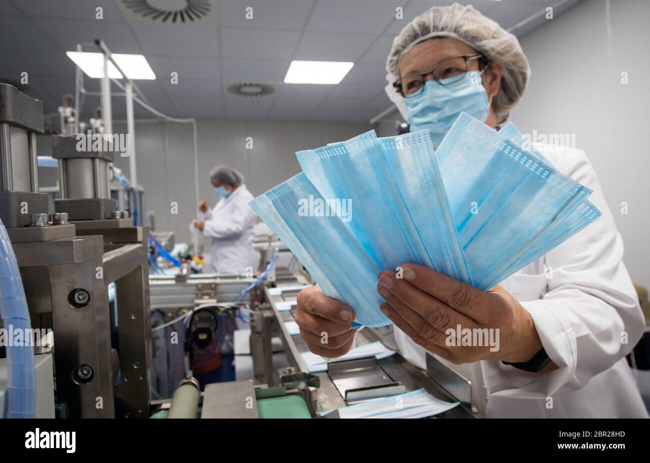 20 May 2020, Saxony, Heinsdorfergrund: In the clean room of TEG Textile ...