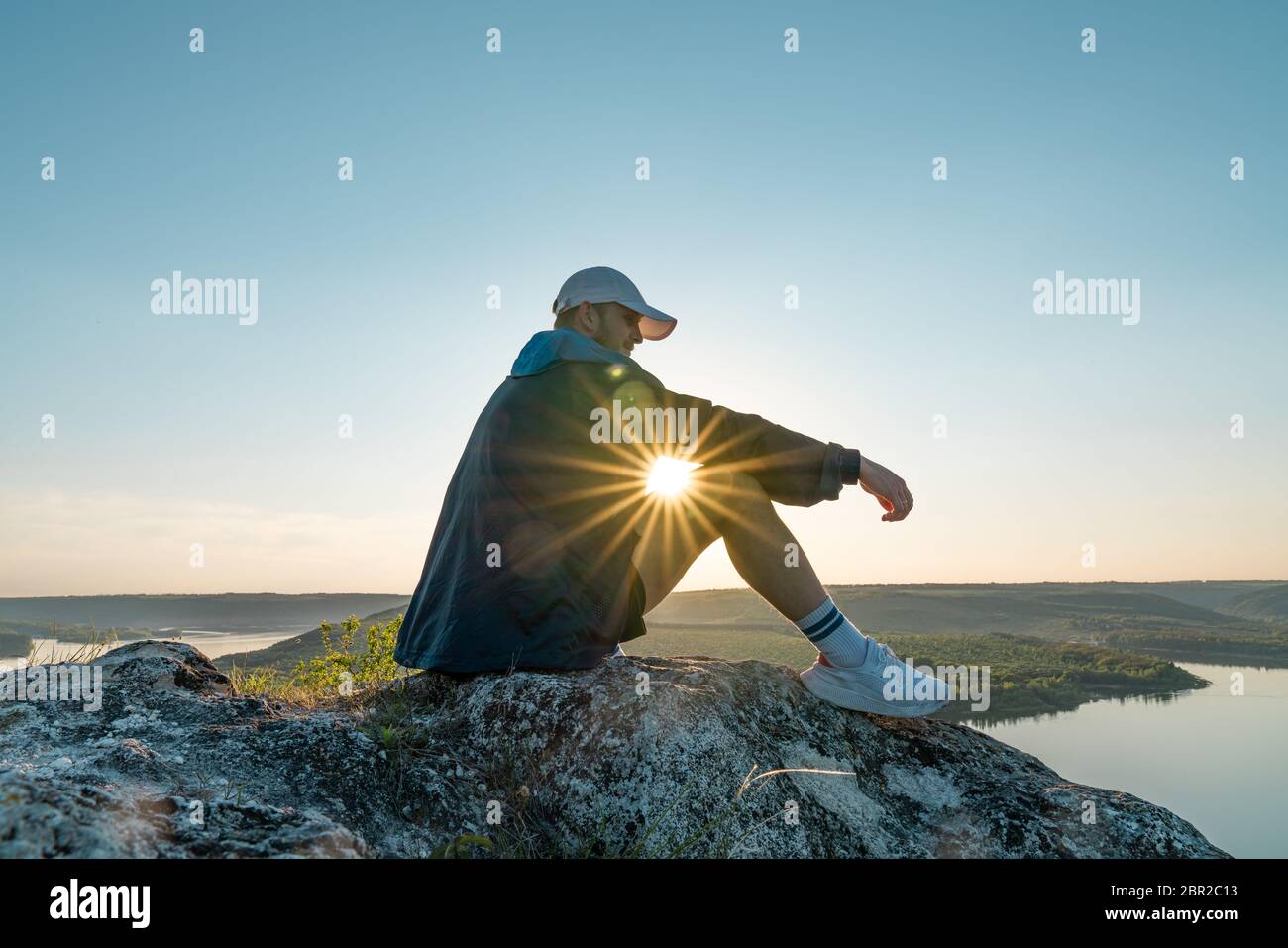 Man on cliff ledge hi-res stock photography and images - Alamy