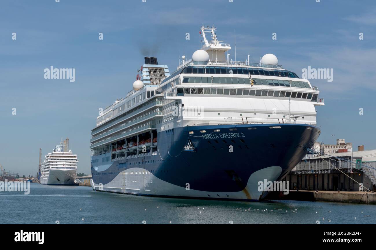 Cruise ship in docks hi-res stock photography and images - Alamy