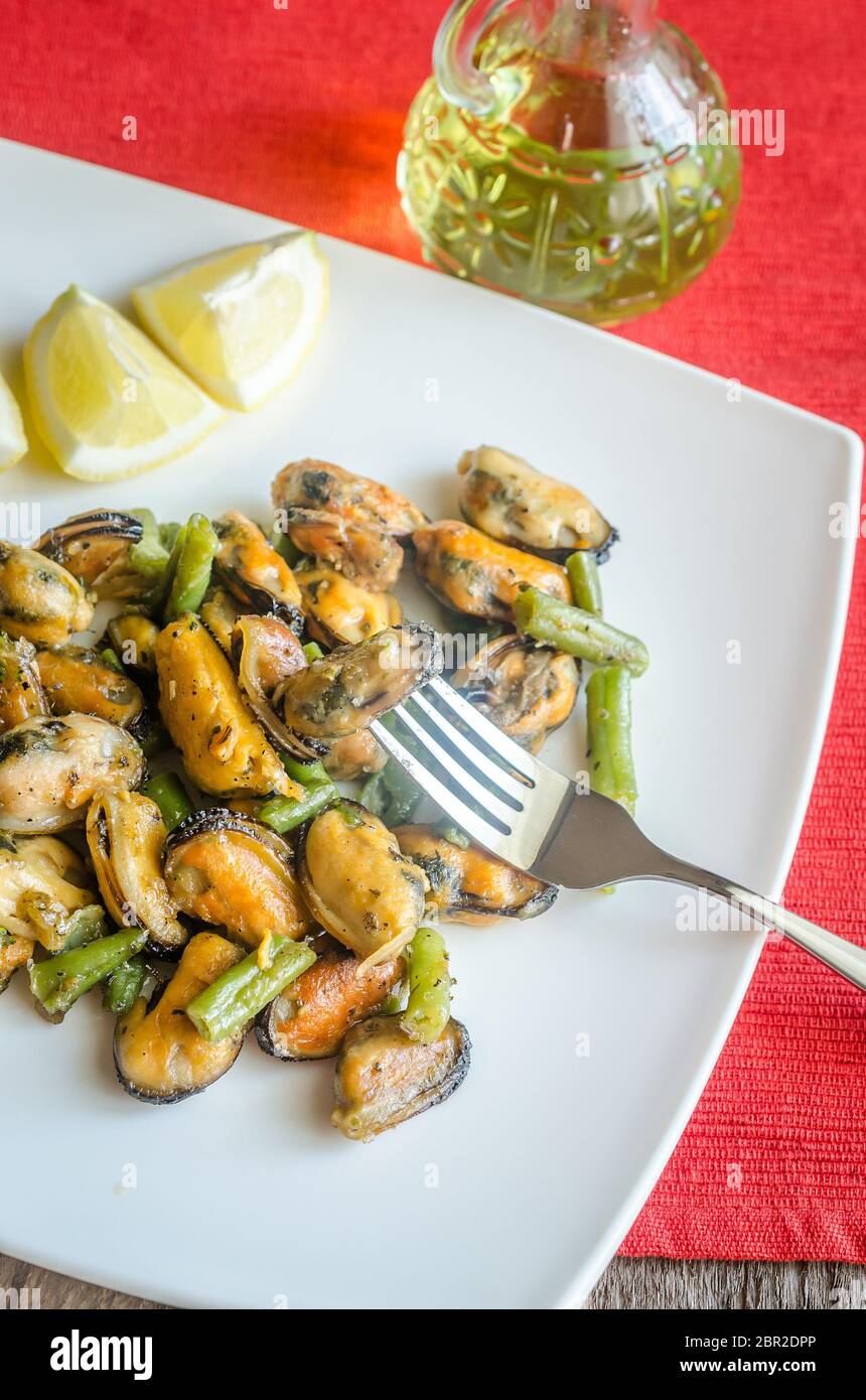 Fried mussels on the pan Stock Photo - Alamy