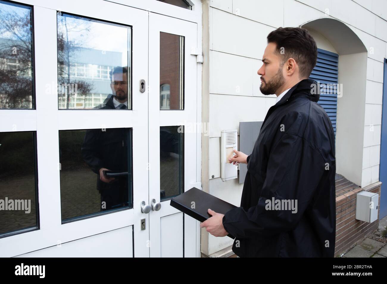Pressing door bell hi-res stock photography and images - Alamy