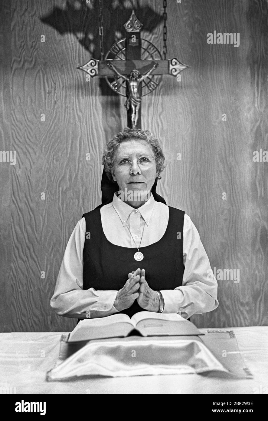 Nun in traditional habit hi-res stock photography and images - Alamy