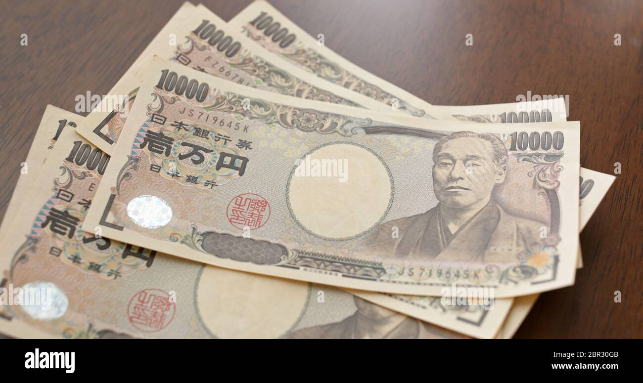 Counting Japanese yen banknote Stock Photo - Alamy