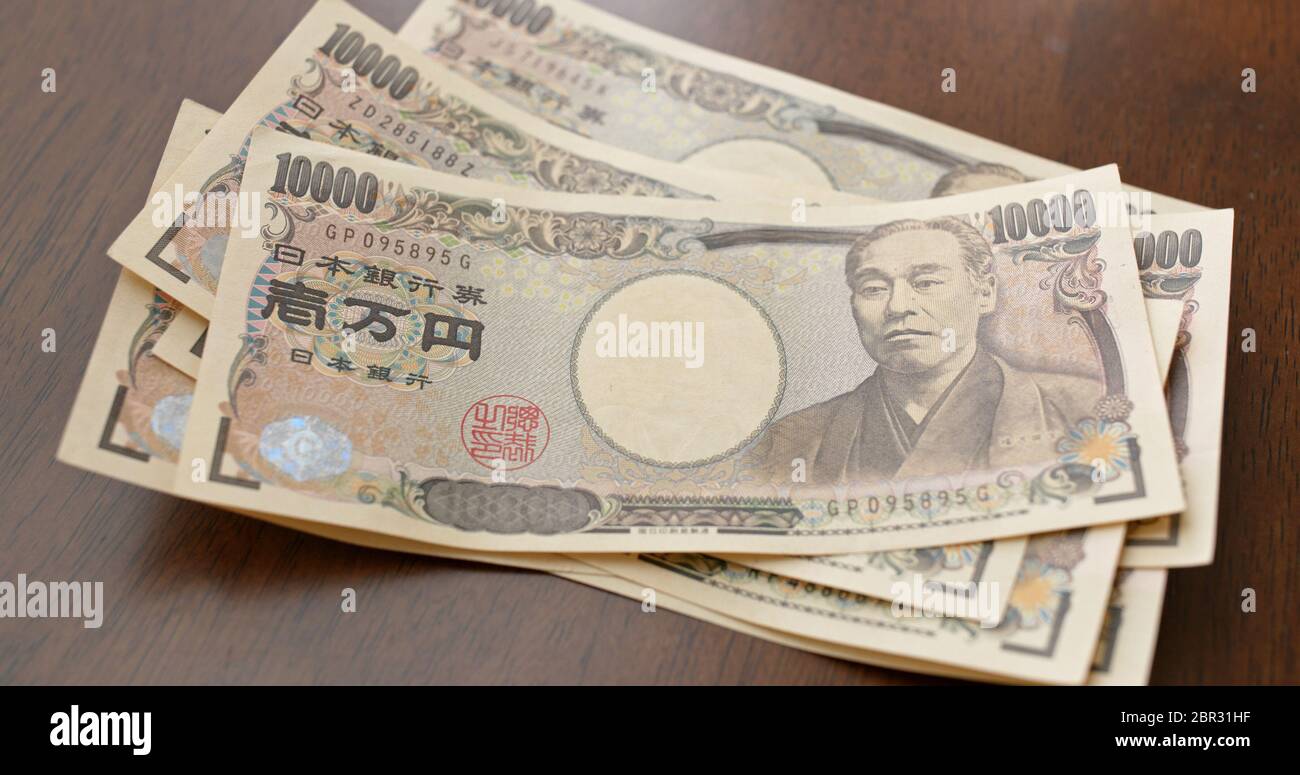 Counting Japanese Yen banknote Stock Photo - Alamy