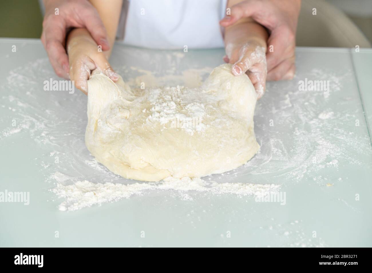 Family cooking a pie together hi-res stock photography and images - Alamy