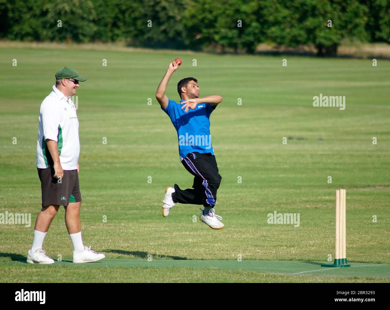 People playing cricket silhouette hi-res stock photography and images ...