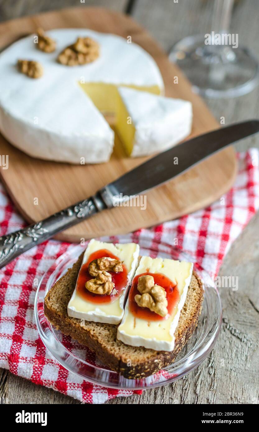 Sliced camembert on the bread Stock Photo - Alamy