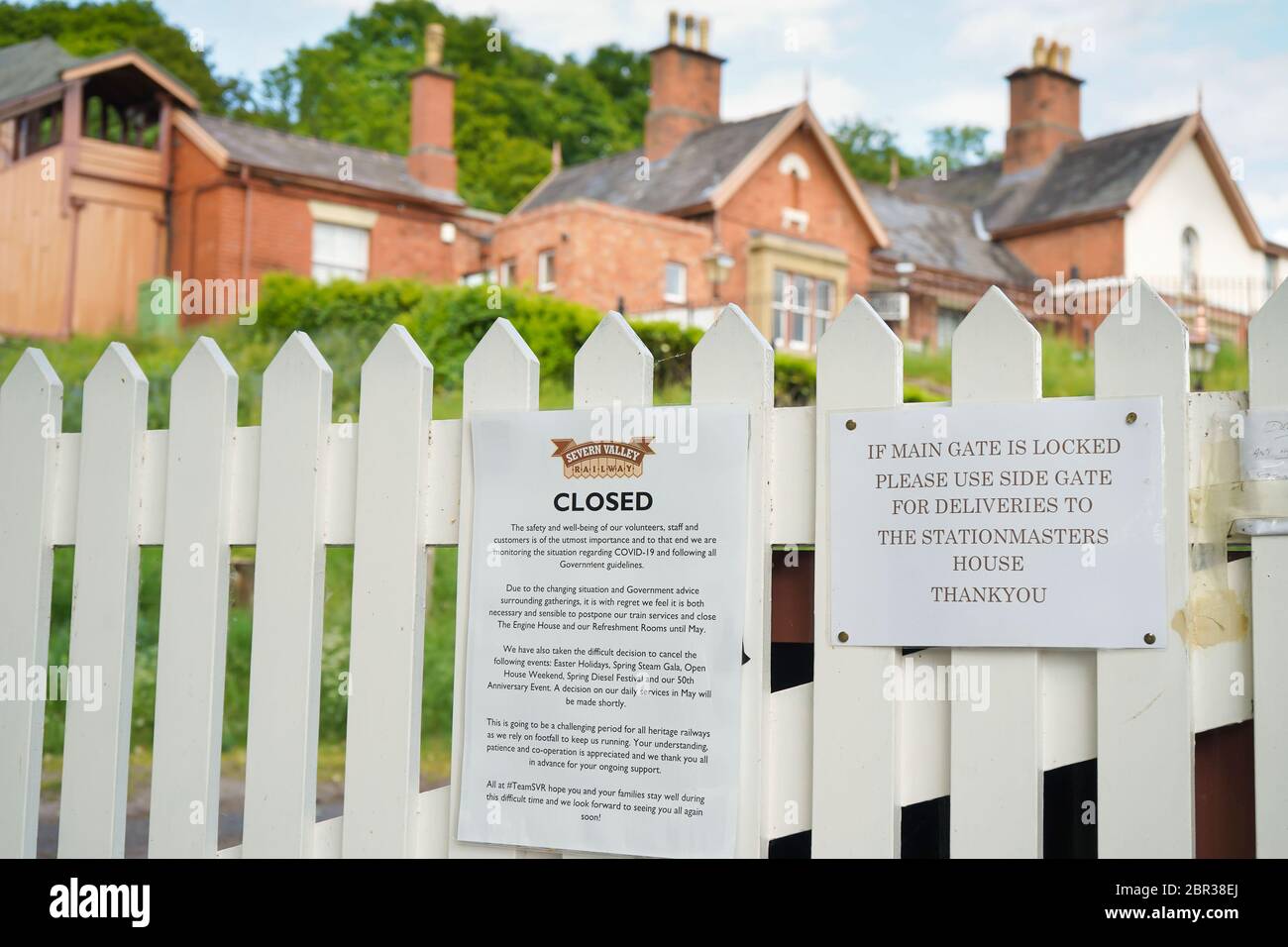 Station closed sign hi-res stock photography and images - Alamy