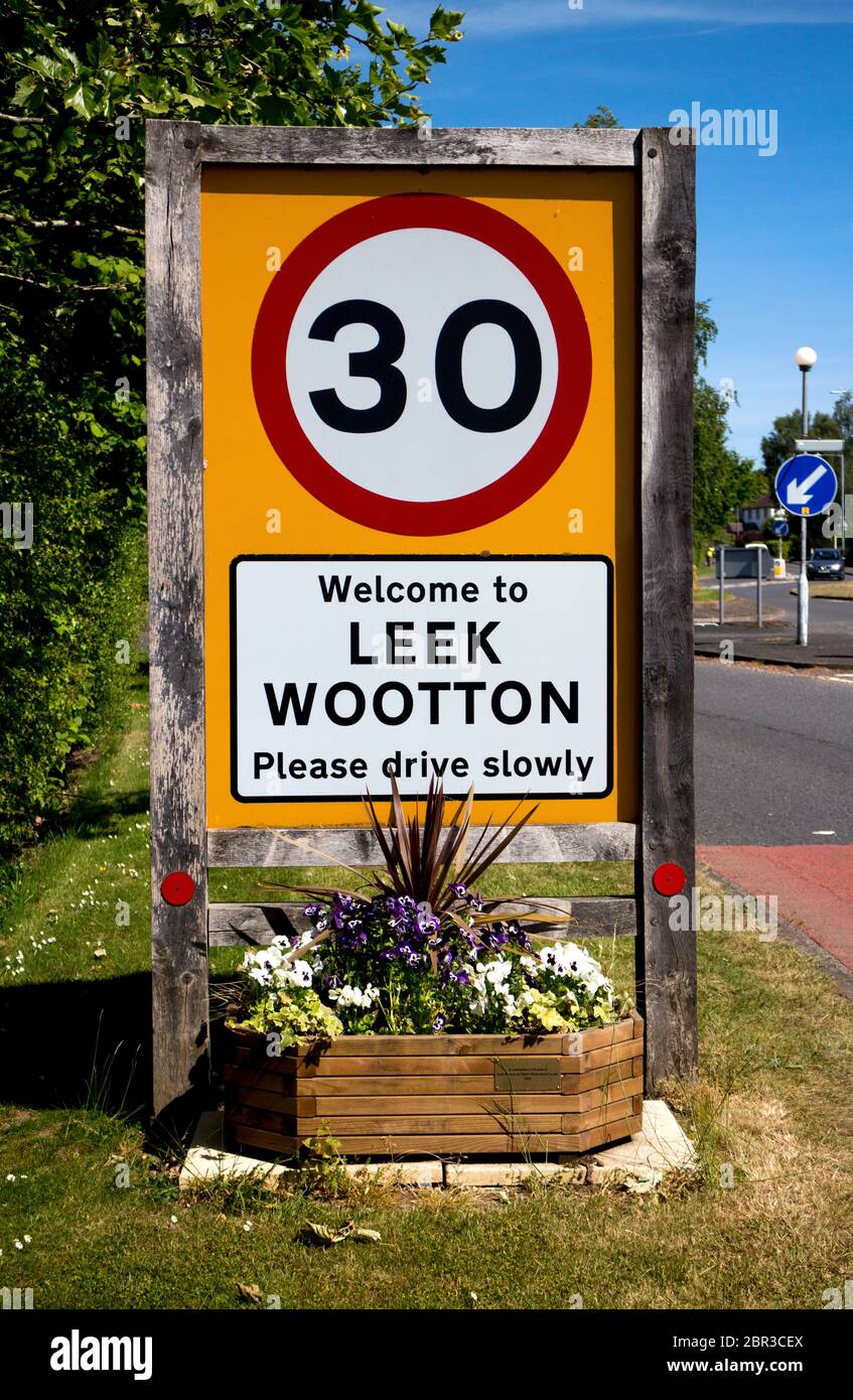 Village welcome sign uk hi-res stock photography and images - Alamy