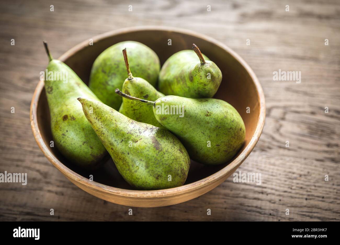 Fresh pears in the rustic bowl Stock Photo - Alamy