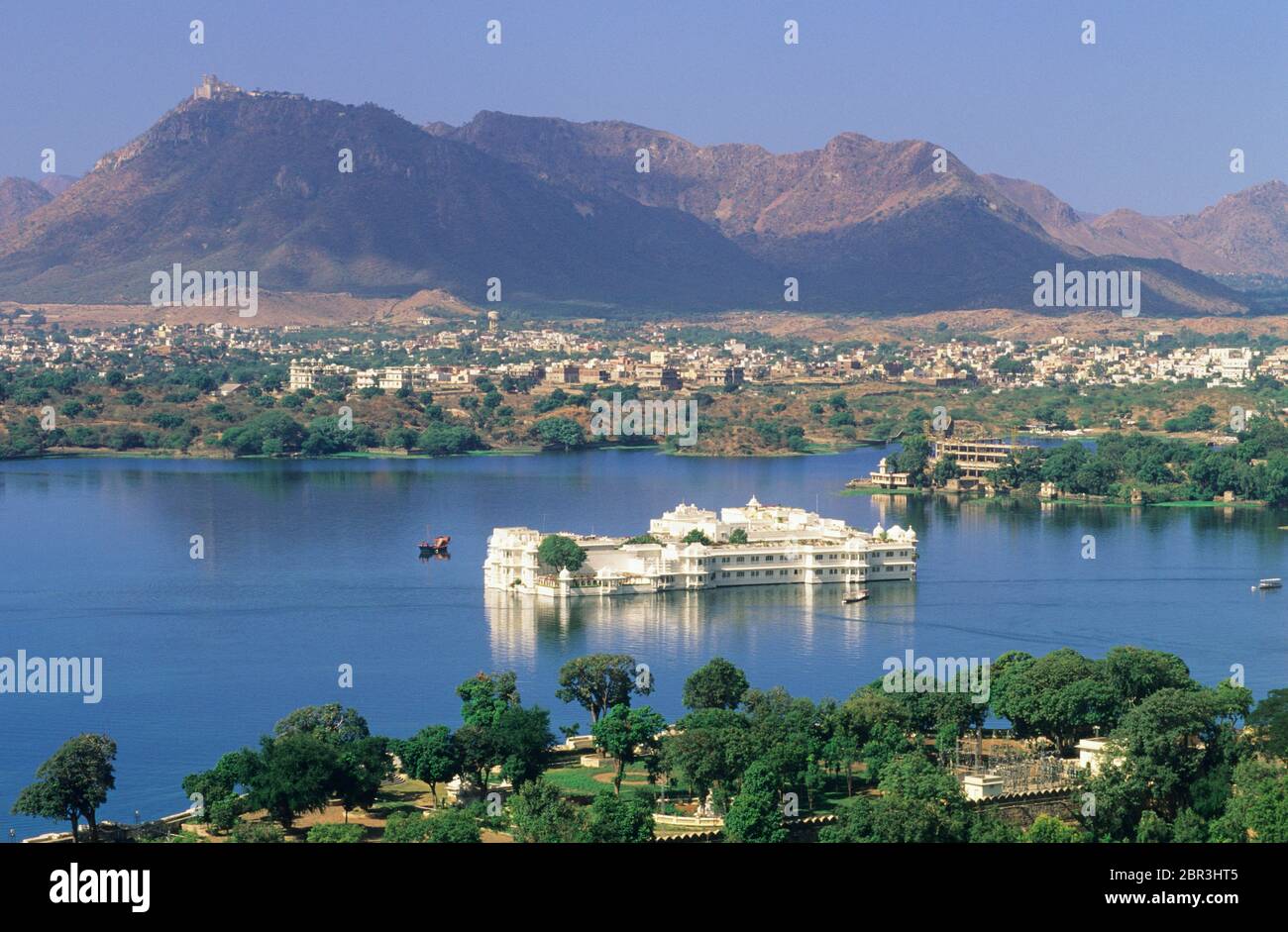 Lake Palace on Lake Pichola, Udaipur, Rajasthan, India Stock Photo - Alamy
