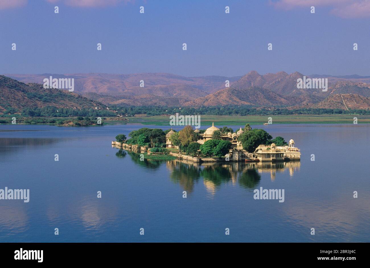 Jag Mandir Palace on Lake Pichola, Udaipur, Rajasthan, India Stock ...