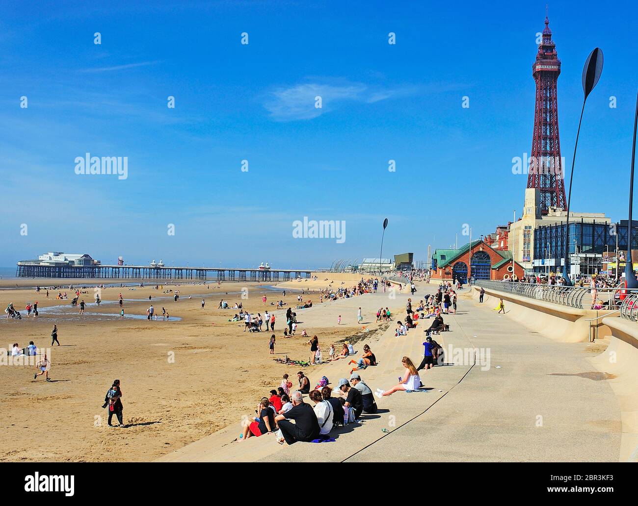 Busy beach blackpool hi-res stock photography and images - Alamy