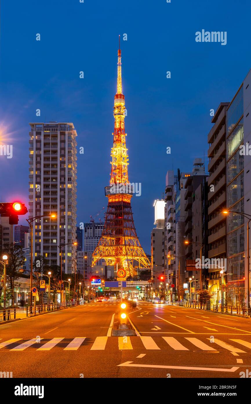 Tokyo Tower at dusk with Tokyo skyline city scape in monato ward. Tokyo ...