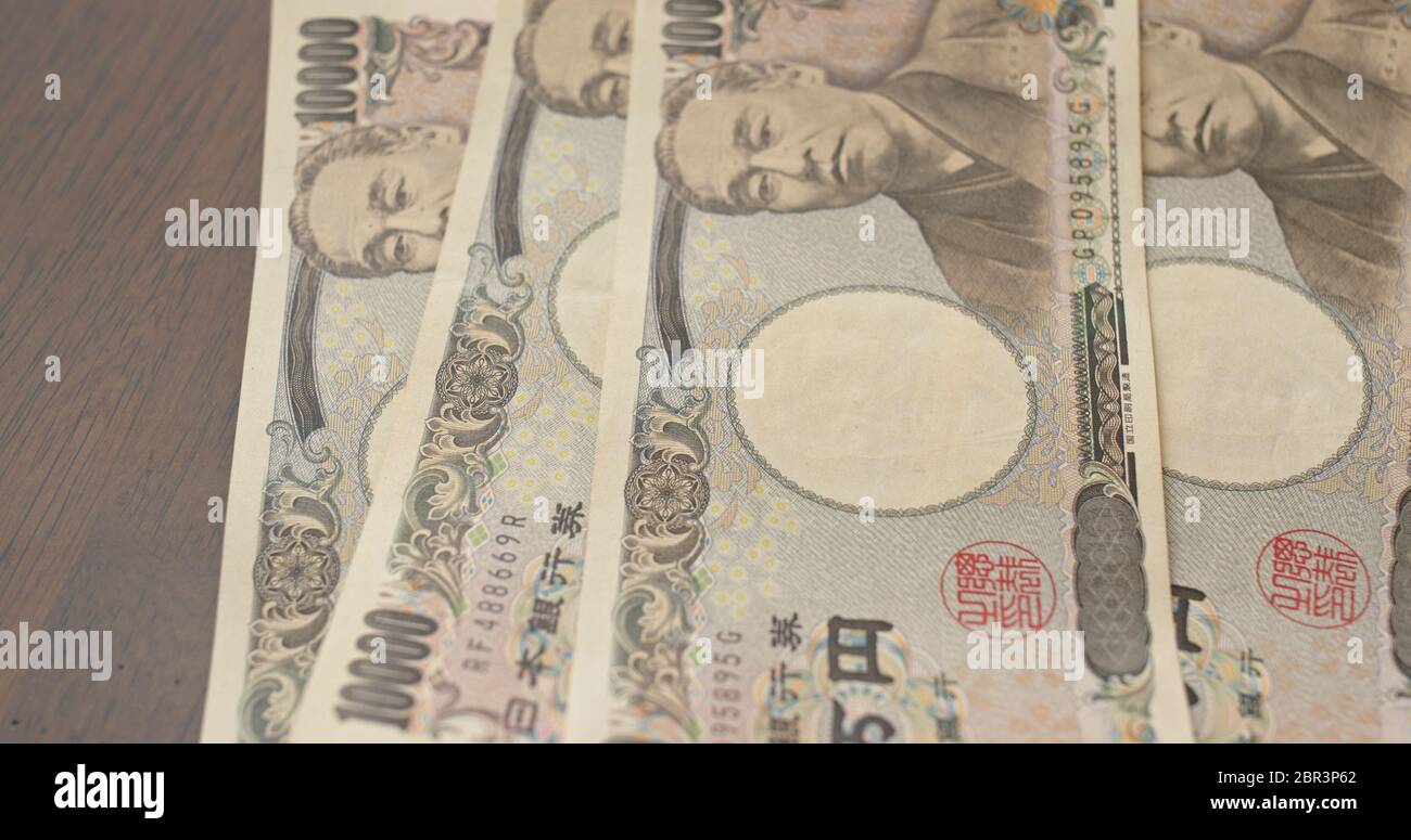 Counting Japanese yen banknote Stock Photo - Alamy