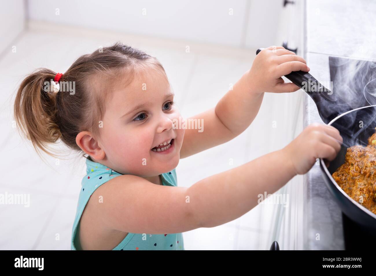 Child reaching for hot pan hi-res stock photography and images - Alamy