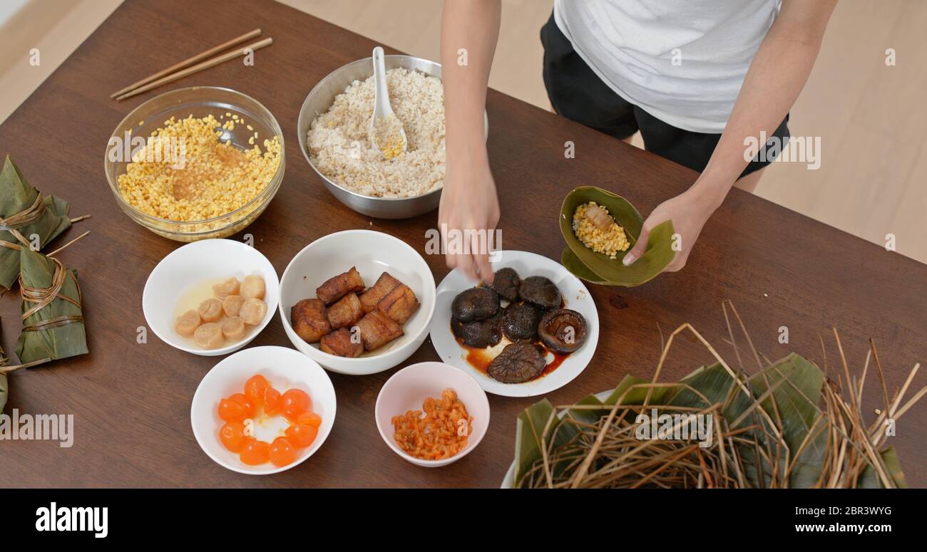 Make steamed sticky rice dumpling Stock Photo - Alamy