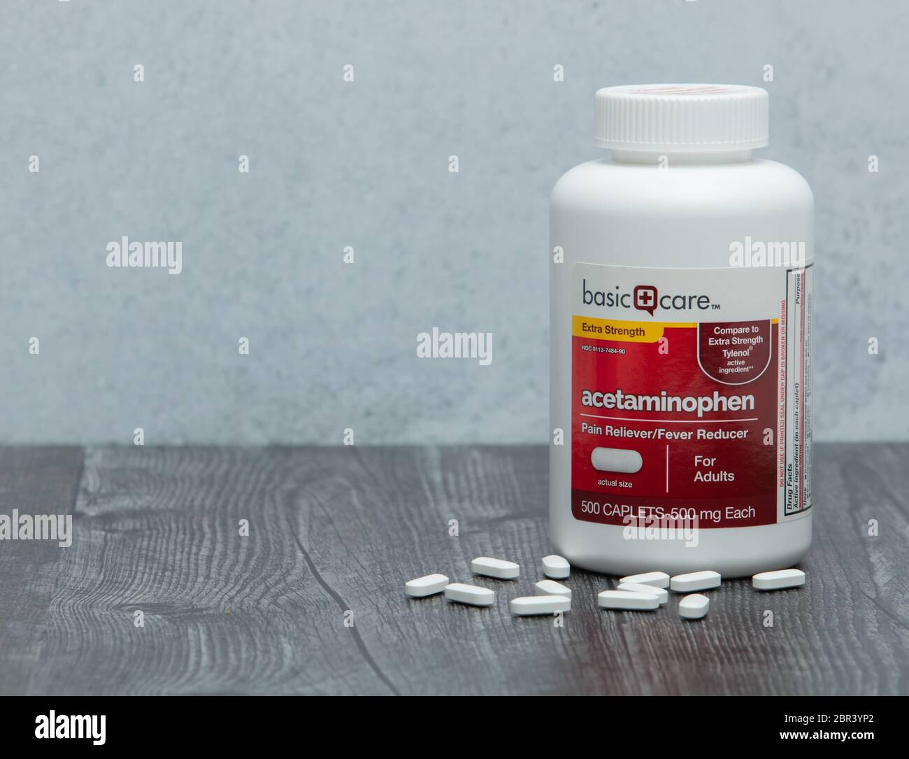 Tylenol and generic acetaminophen hi-res stock photography and images ...