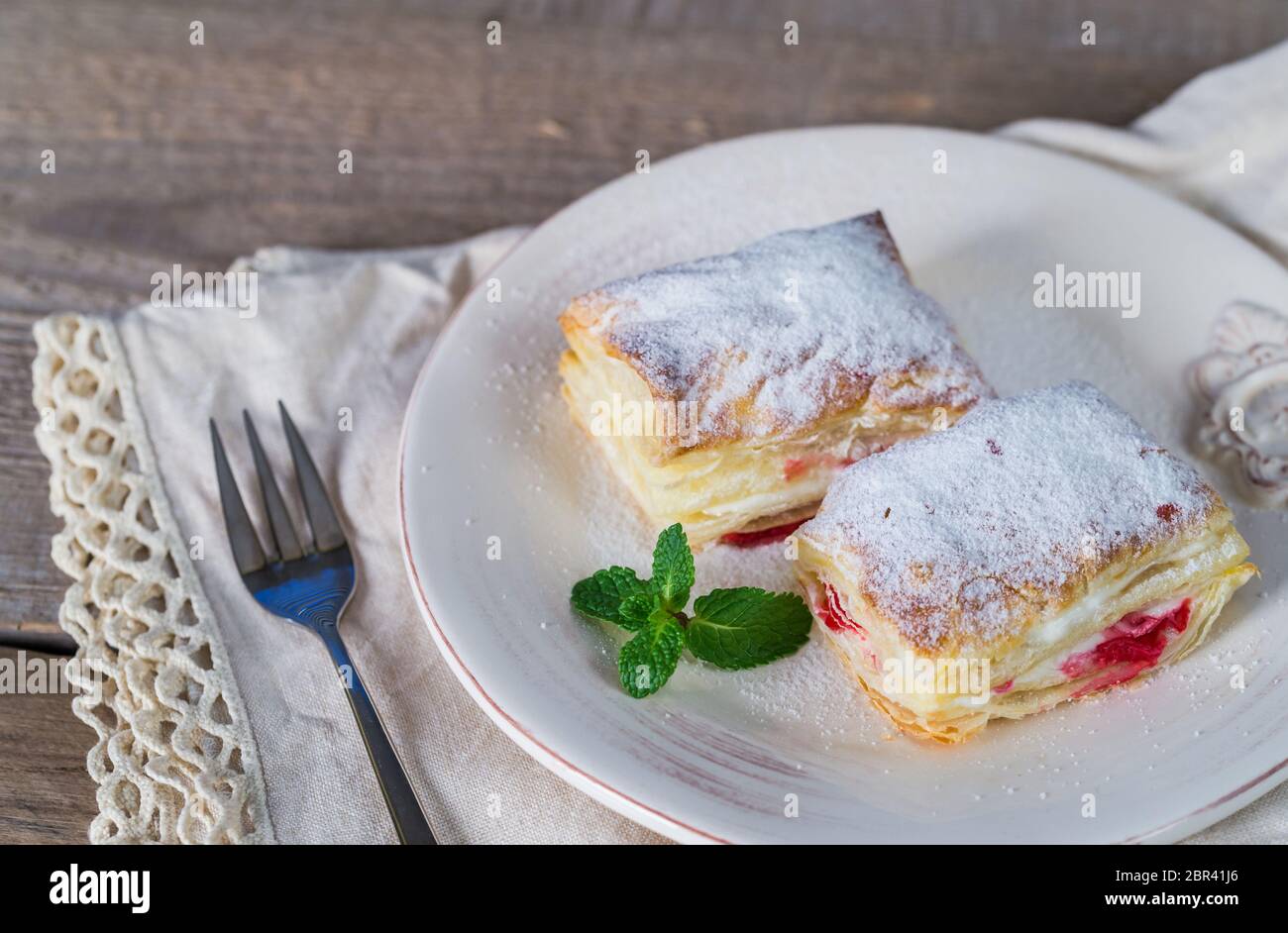 Mille feuille cake layers hi-res stock photography and images - Alamy