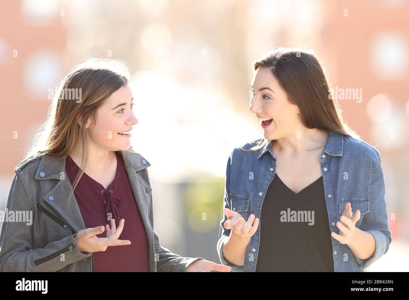 Two teens talking street hi-res stock photography and images - Alamy