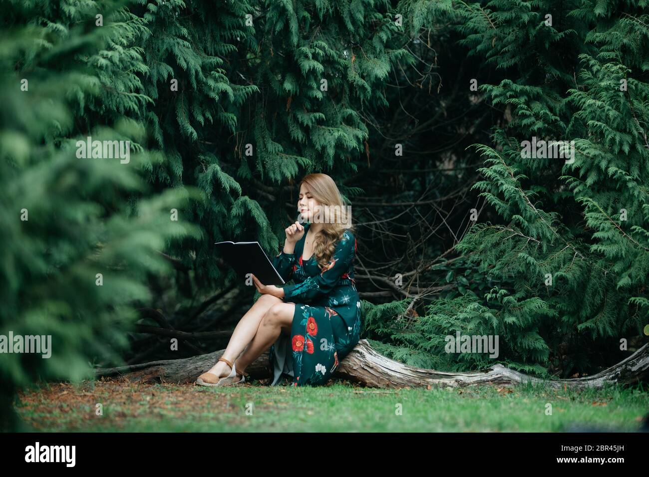 Thinking pose hi-res stock photography and images - Alamy