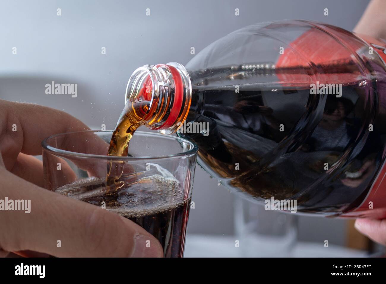 Pouring coke hi-res stock photography and images - Alamy