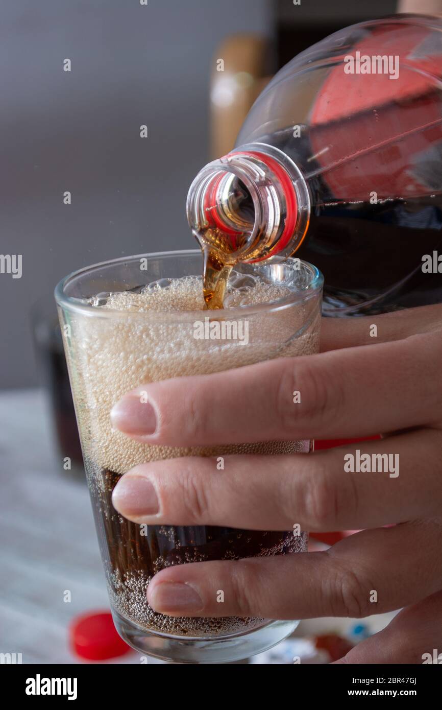 Pouring coke hi-res stock photography and images - Alamy