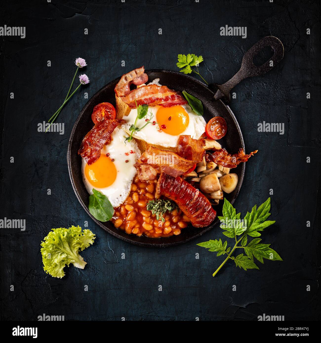 Full English Breakfast including sausages, grilled tomatoes and ...