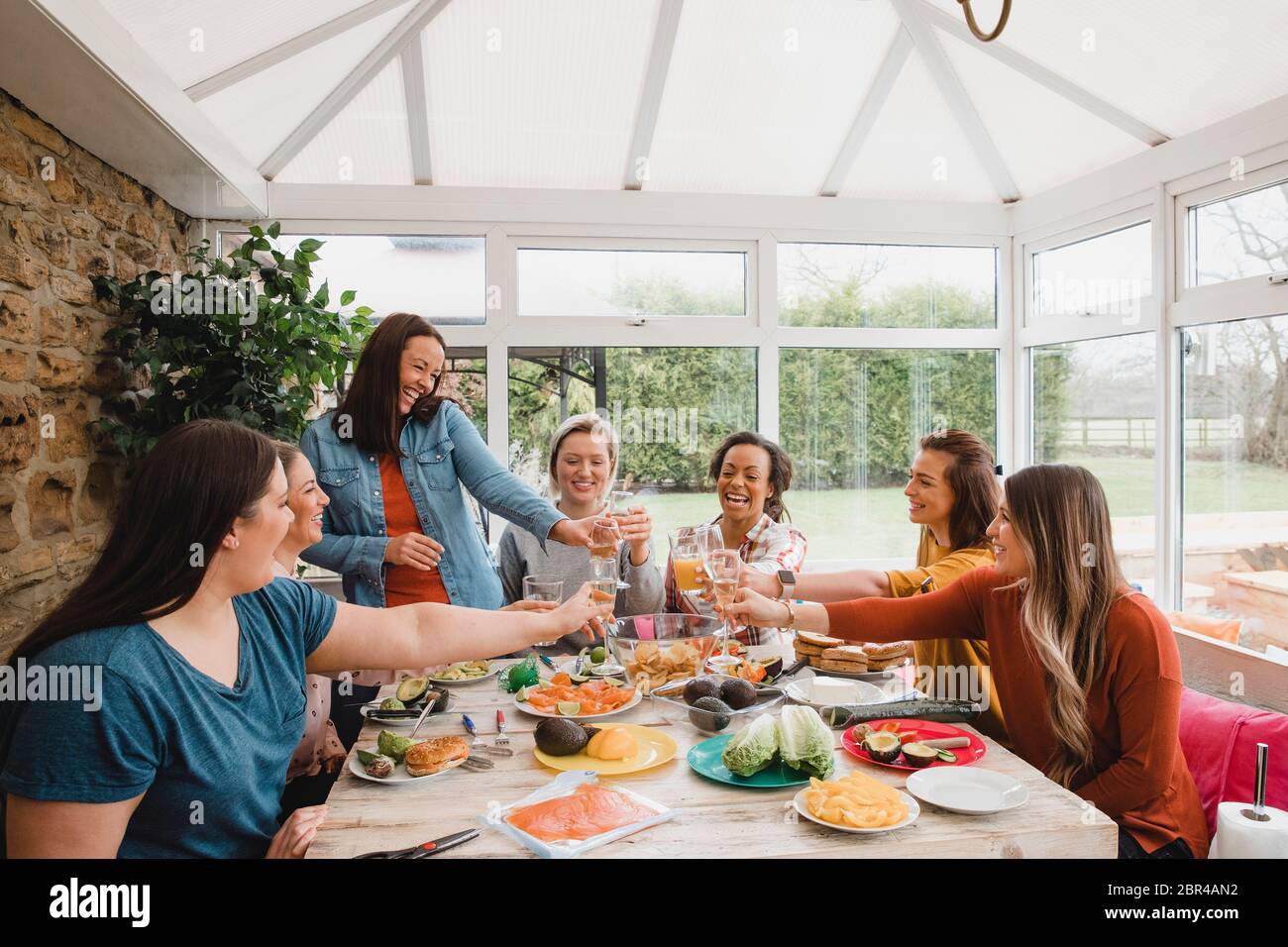 Friends around dining table hi-res stock photography and images - Alamy