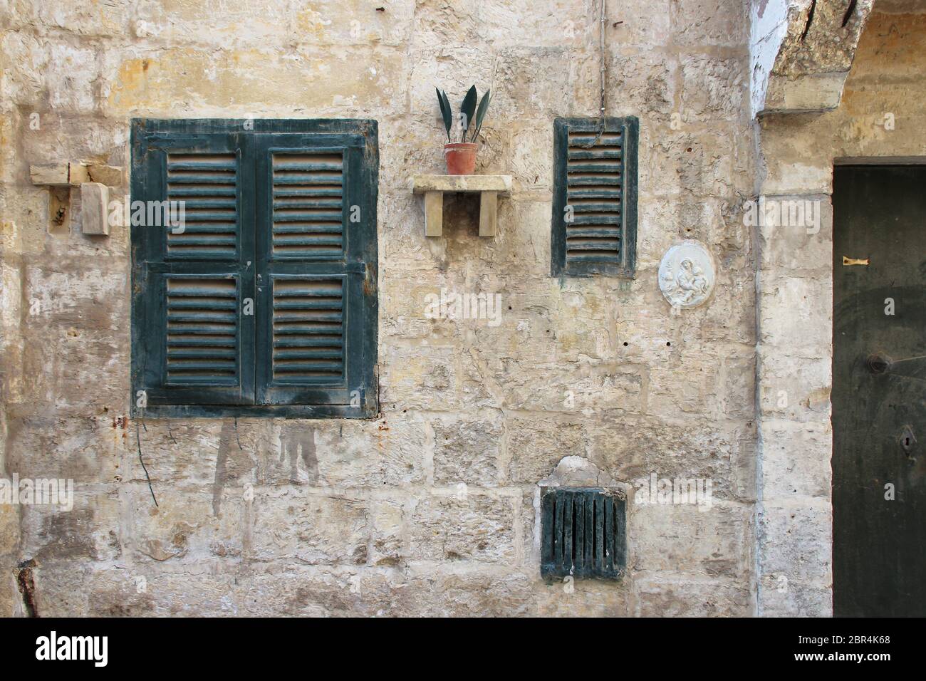 old stone house in senglea (malta Stock Photo - Alamy